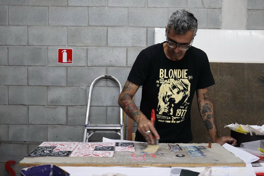 Pinacoteca de Ribeirão Pires recebe vivência de stencil com artista Daniel Melim - Revista Unick